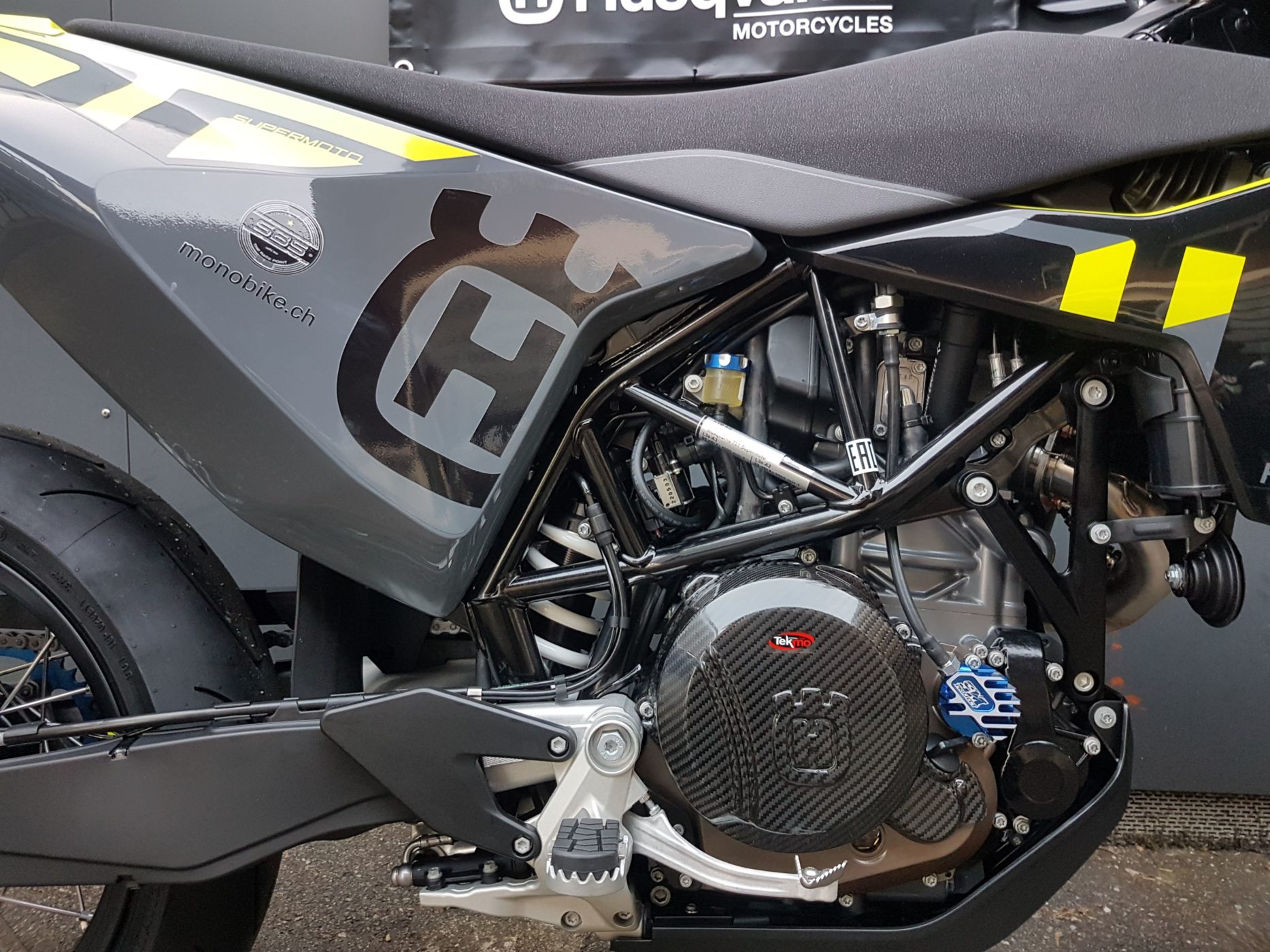 Schwarze SBS Husqvarna Logo Aufkleber Seitenspoiler hinten - SBS The ...